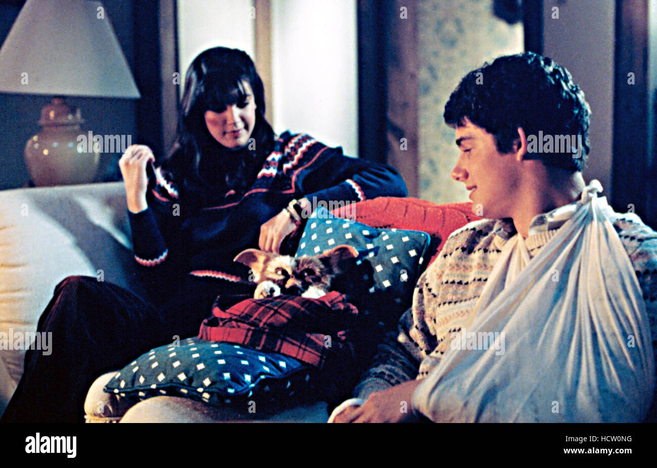 GREMLINS, Phoebe Cates, Gizmo, Zach Galligan, 1984 Photo Stock - Alamy