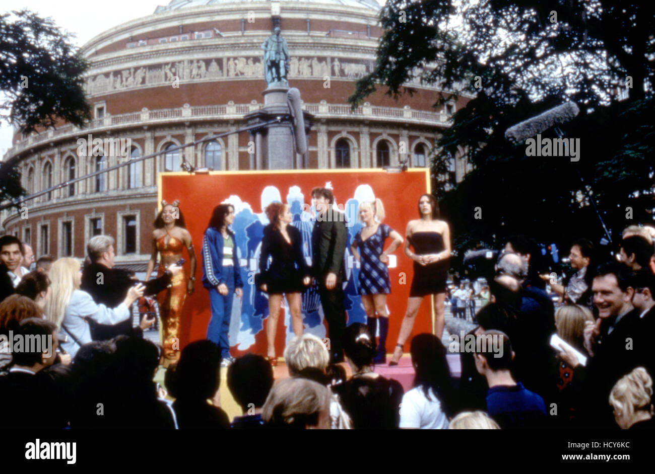 SPICE WORLD, sur scène : Melanie Brown, Melanie Chisholm, Geri ...