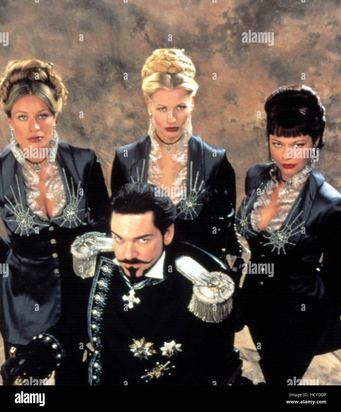 WILD WILD WEST, Kenneth Branagh flanquée par (l-r) Frederique Van der ...