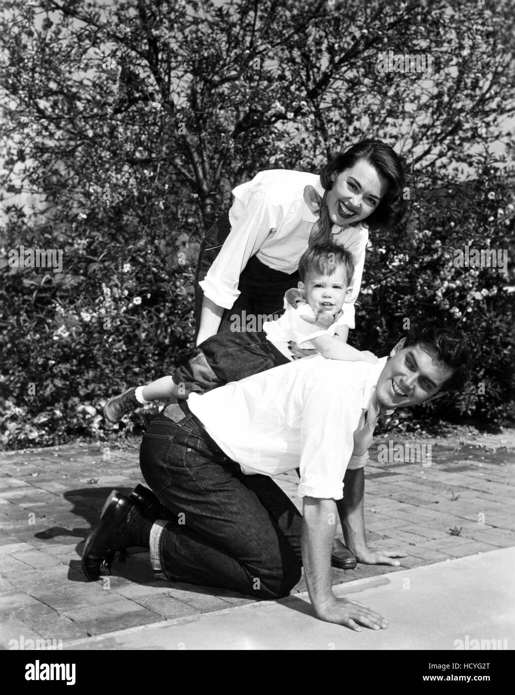 Barbara Rush et Jeffrey Hunter, avec leur fils, Christopher Hunter ...