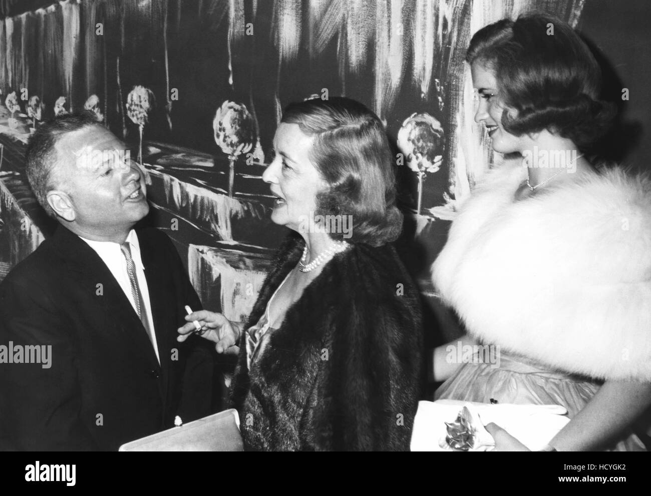 Au Coco Grove à Hollywood, de gauche, Mickey Rooney, Bette Davis, et sa ...