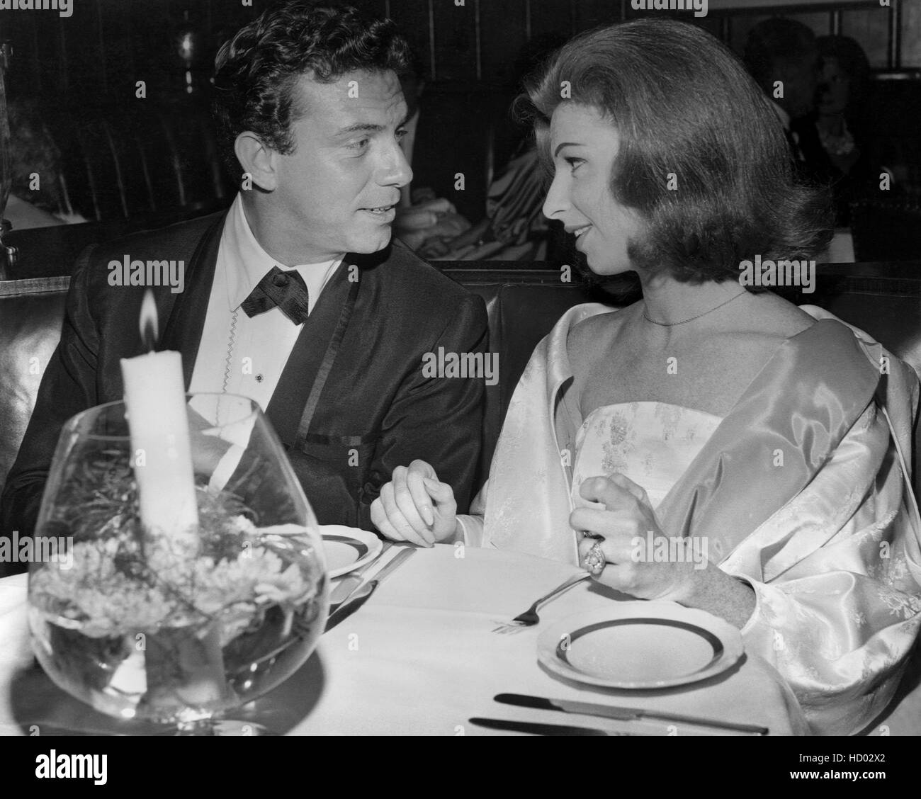 De gauche à droite : Anthony Franciosa dîner dehors avec sa future ...