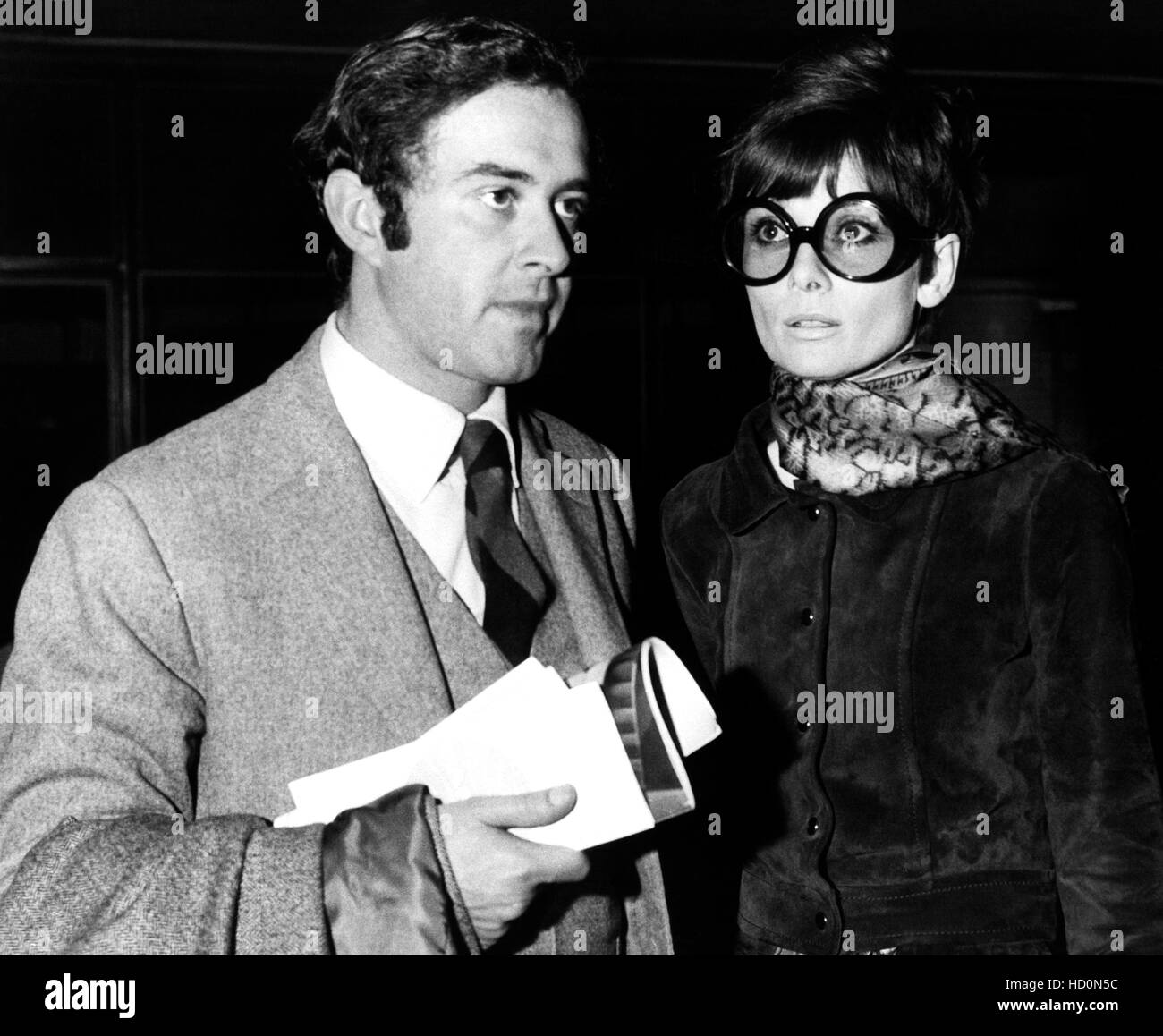 Le Dr Andrea Dotti avec son épouse Audrey Hepburn arrivant à Rome, 1969 ...