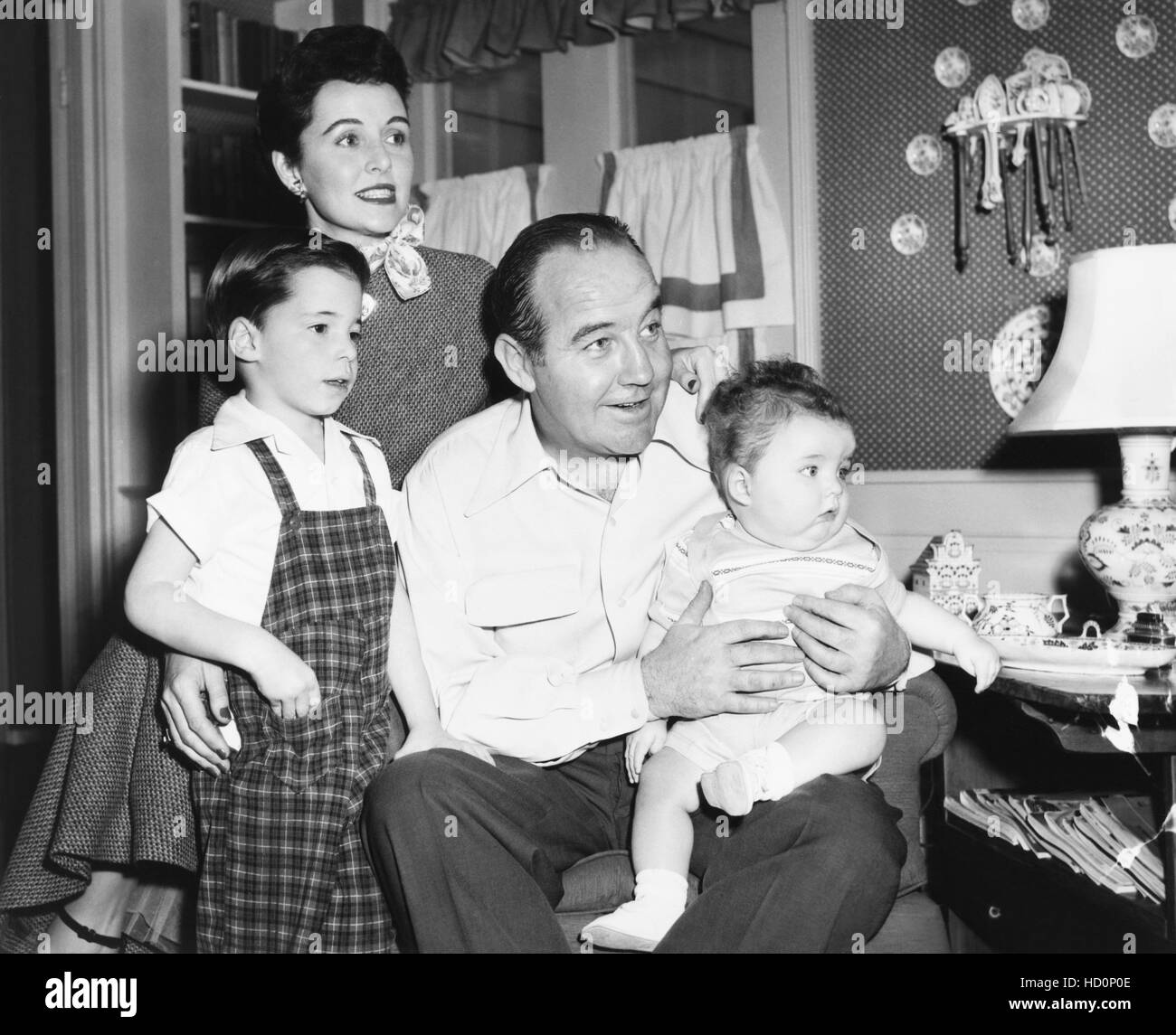 Broderick Crawford, avec sa première épouse, l'actrice Kay Griffith, et leurs fils, Kim Crawford ...