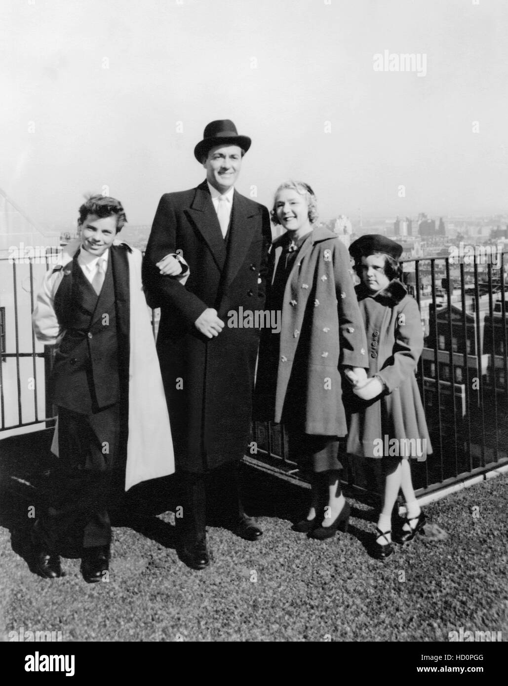 Centre à partir de la gauche : Charles 'Buddy' Rogers et Mary Pickford ...