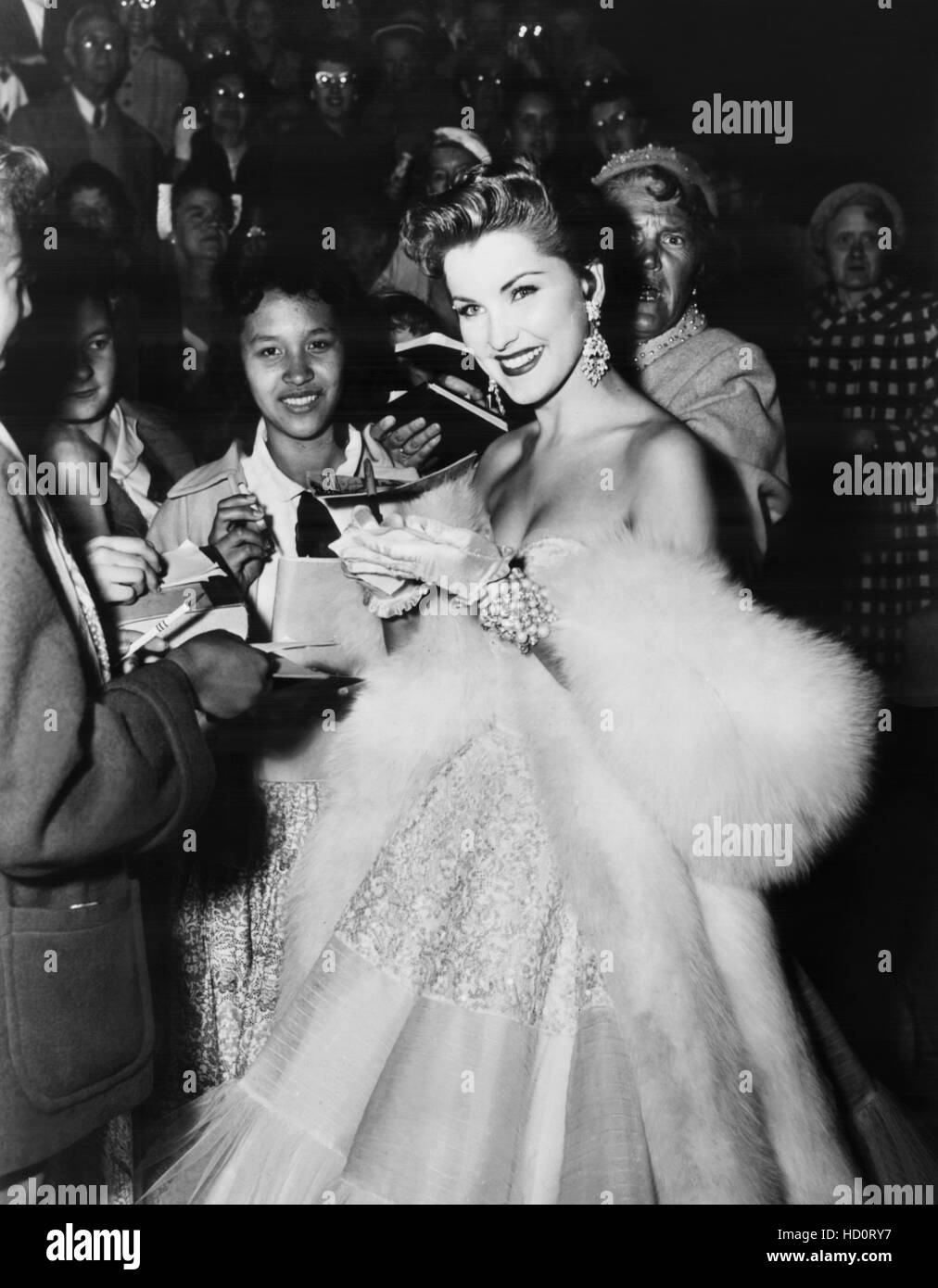 Debra Paget de signer des autographes, ca. milieu des années 1950 Photo ...