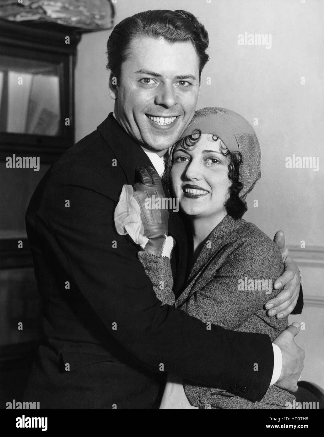 L'actrice du cinéma muet Ethlyne Clair (à droite) et son fiancé ...