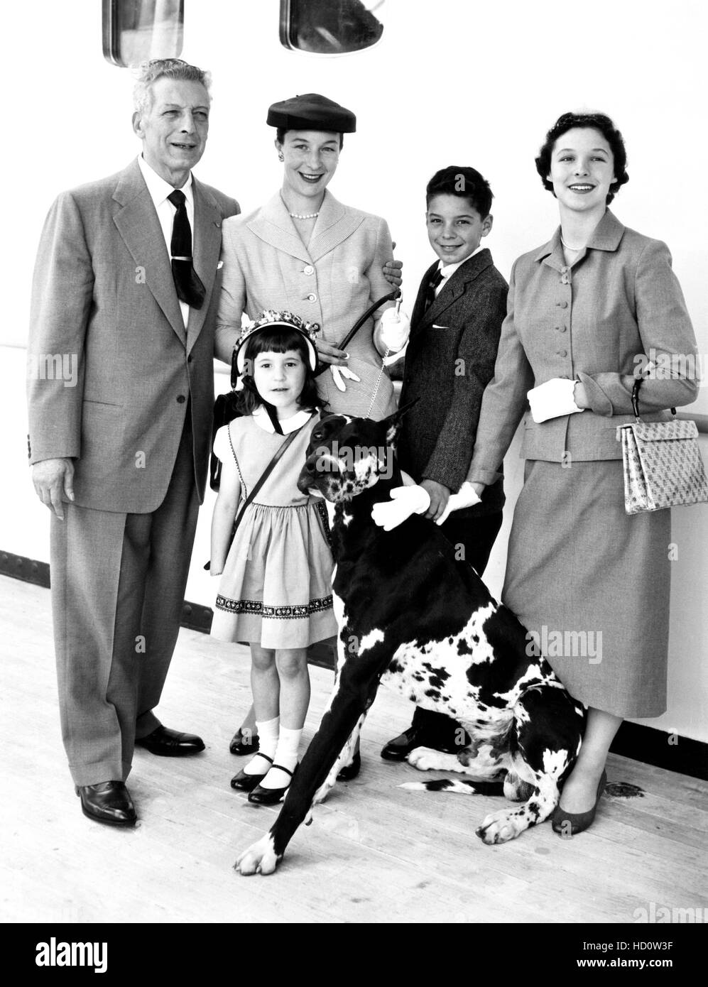 Ezio Pinza, gauche, à côté de sa femme, Doris Pinza, et leurs enfants ...