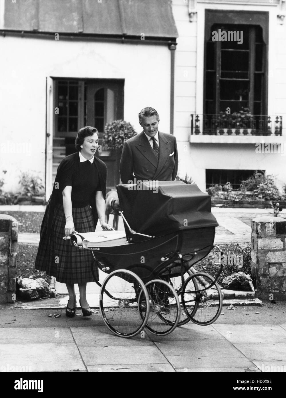 Googie Withers, John McCallum, avec leur bébé, Joanna, à leur St. John ...