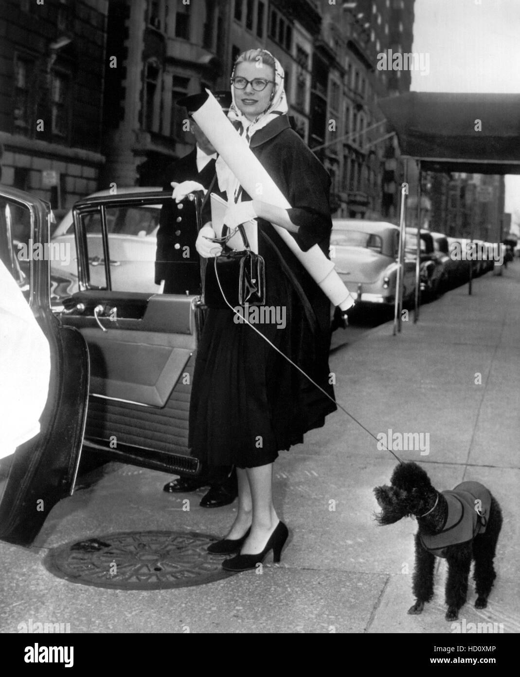 Grace Kelly, la maison pour Pâques, avec son chien caniche français ...