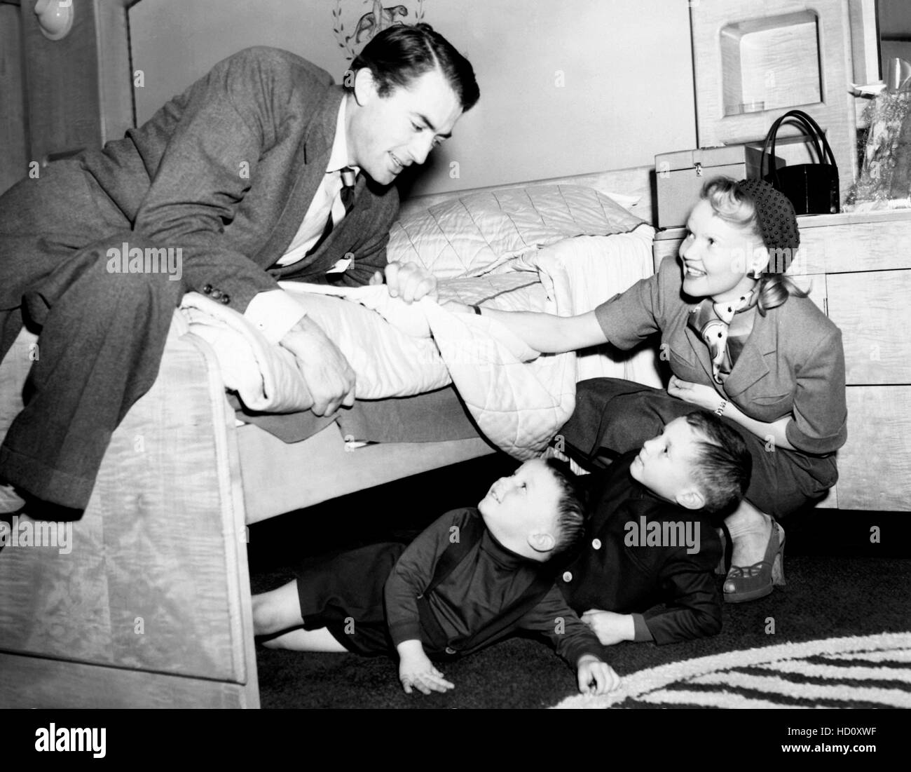 Gregory Peck, gauche, et de sa première femme, Greta Peck, sur la reine ...