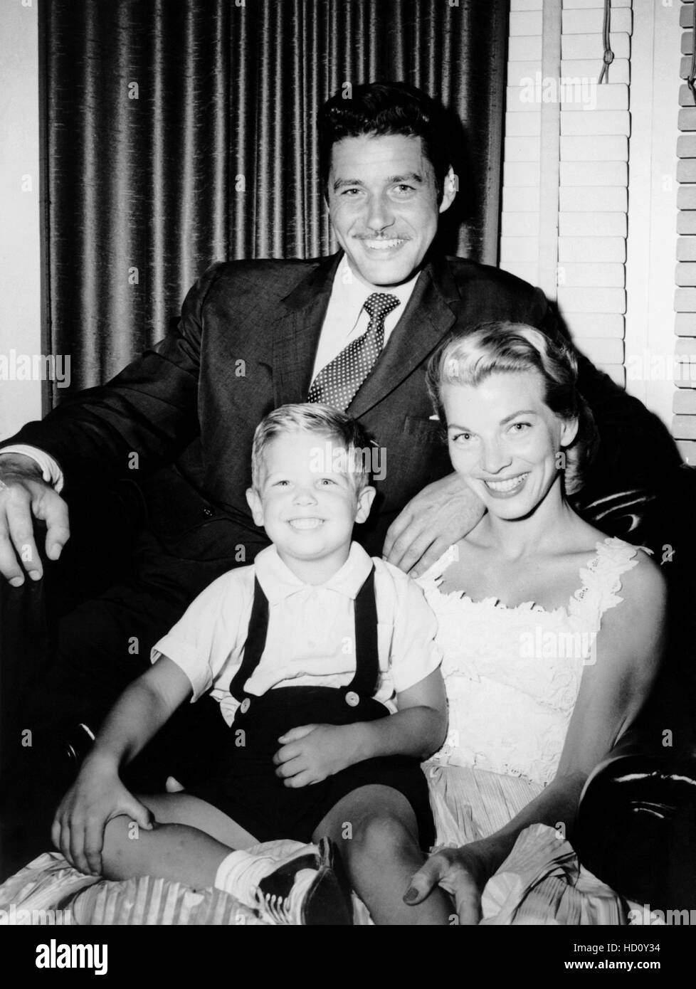 Guy Williams, de retour, avec sa femme, modèle Janice Cooper, et de ...