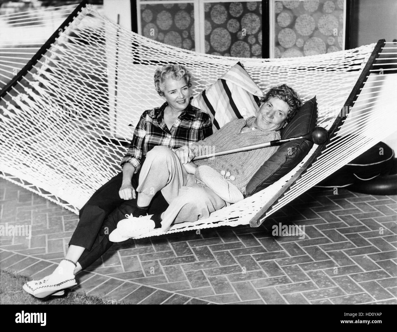 Harpo Marx, droite, avec son épouse, Susan Fleming, à leur domicile, 1957 Palm Springs Photo ...