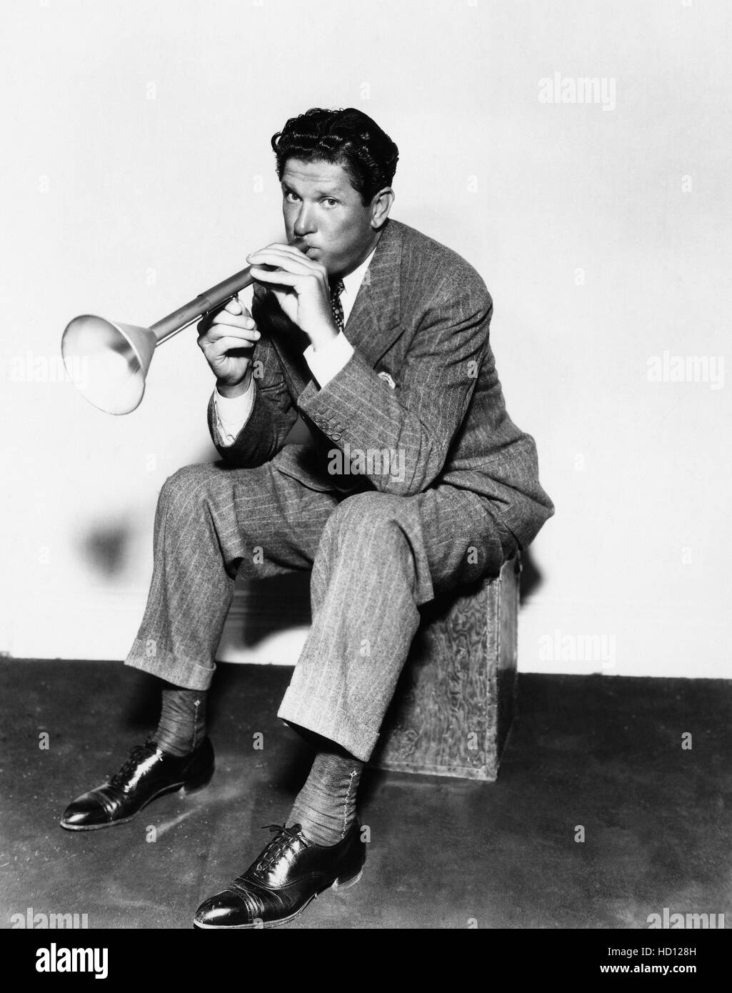 Bob Burns, jouant de sa célèbre bazooka, ca. fin des années 1930 Photo ...