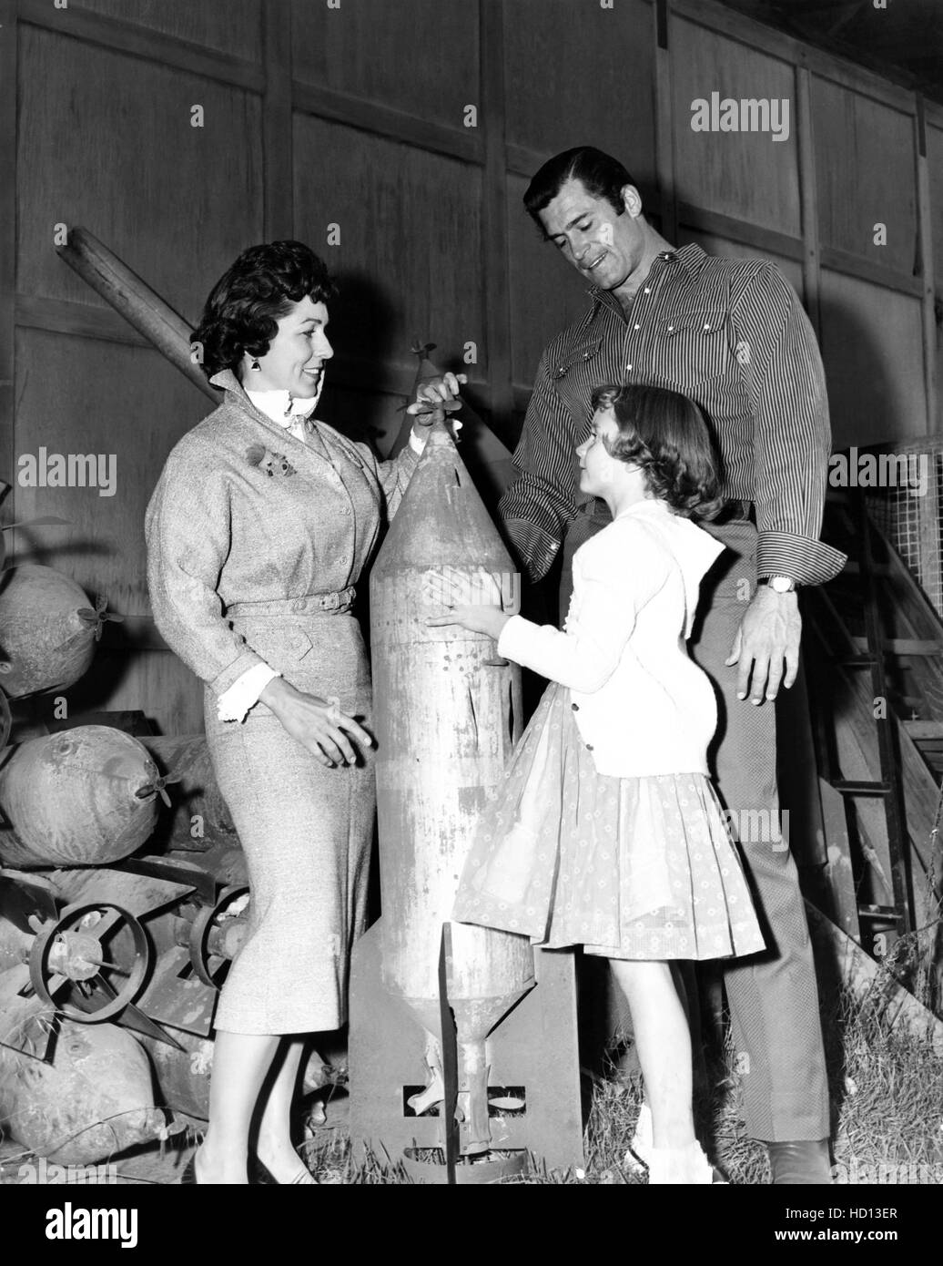 Clint Walker, droite, montrant sa première épouse, Mme Walker, et leur ...