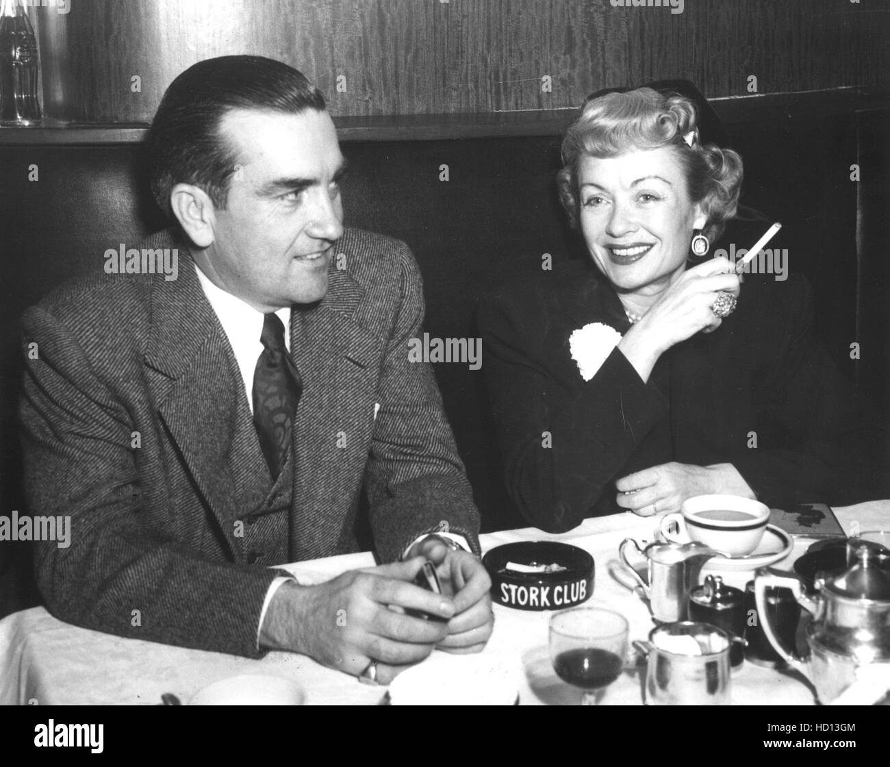 Le colonel John Coulter et épouse Constance Bennett, au Club la cigogne ...