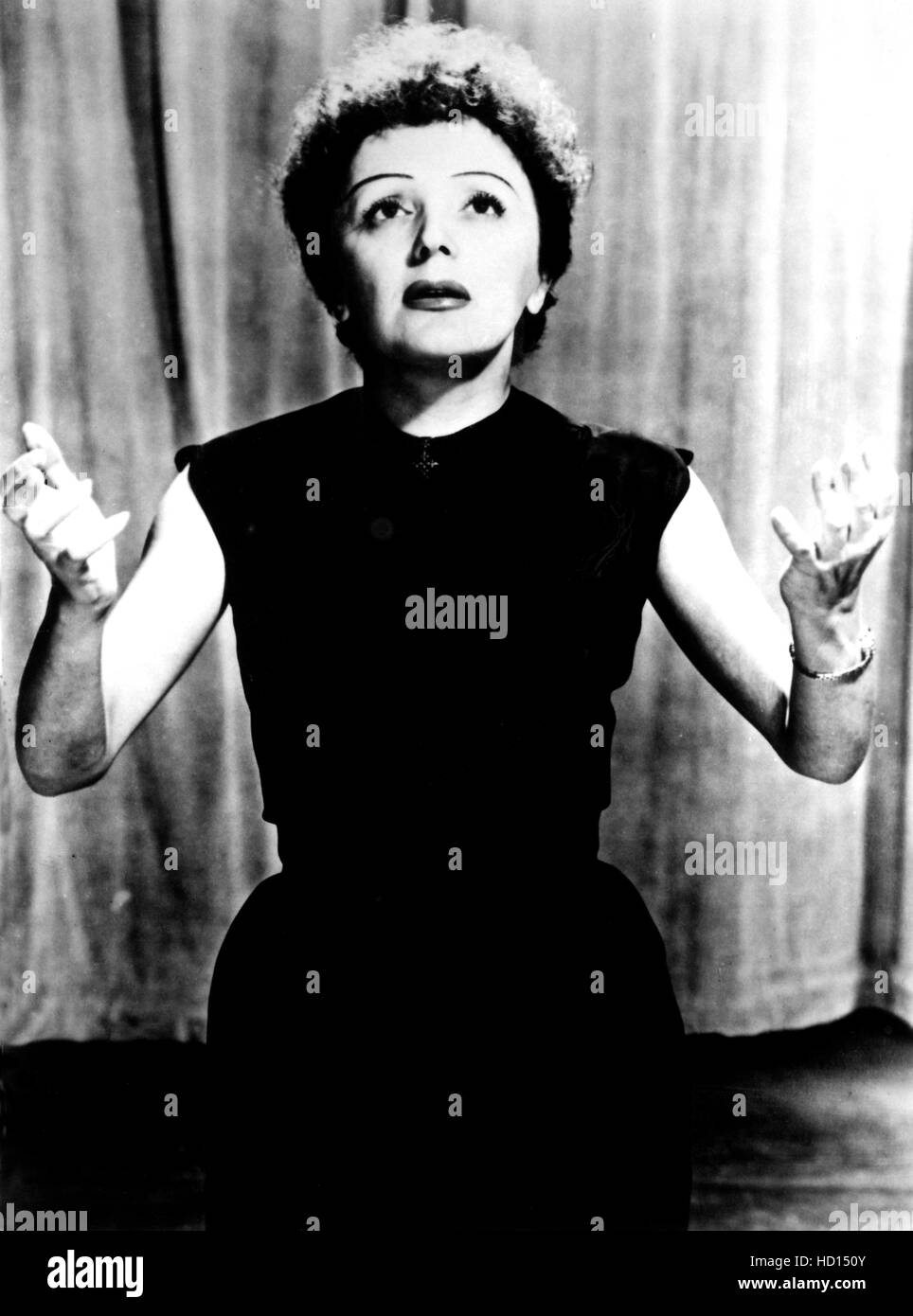 EDITH PIAF, (1915-1963) au chant, vers les années 1940 des années 1950 ...