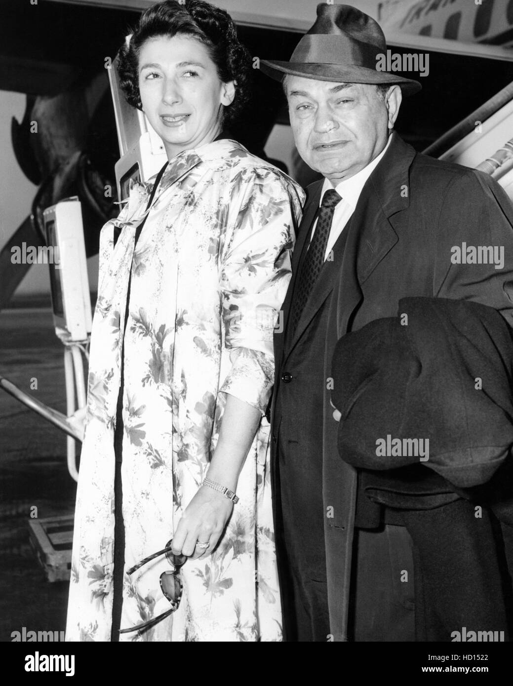 Edward G. Robinson (à droite) et son épouse Joan Robinson rturning à ...