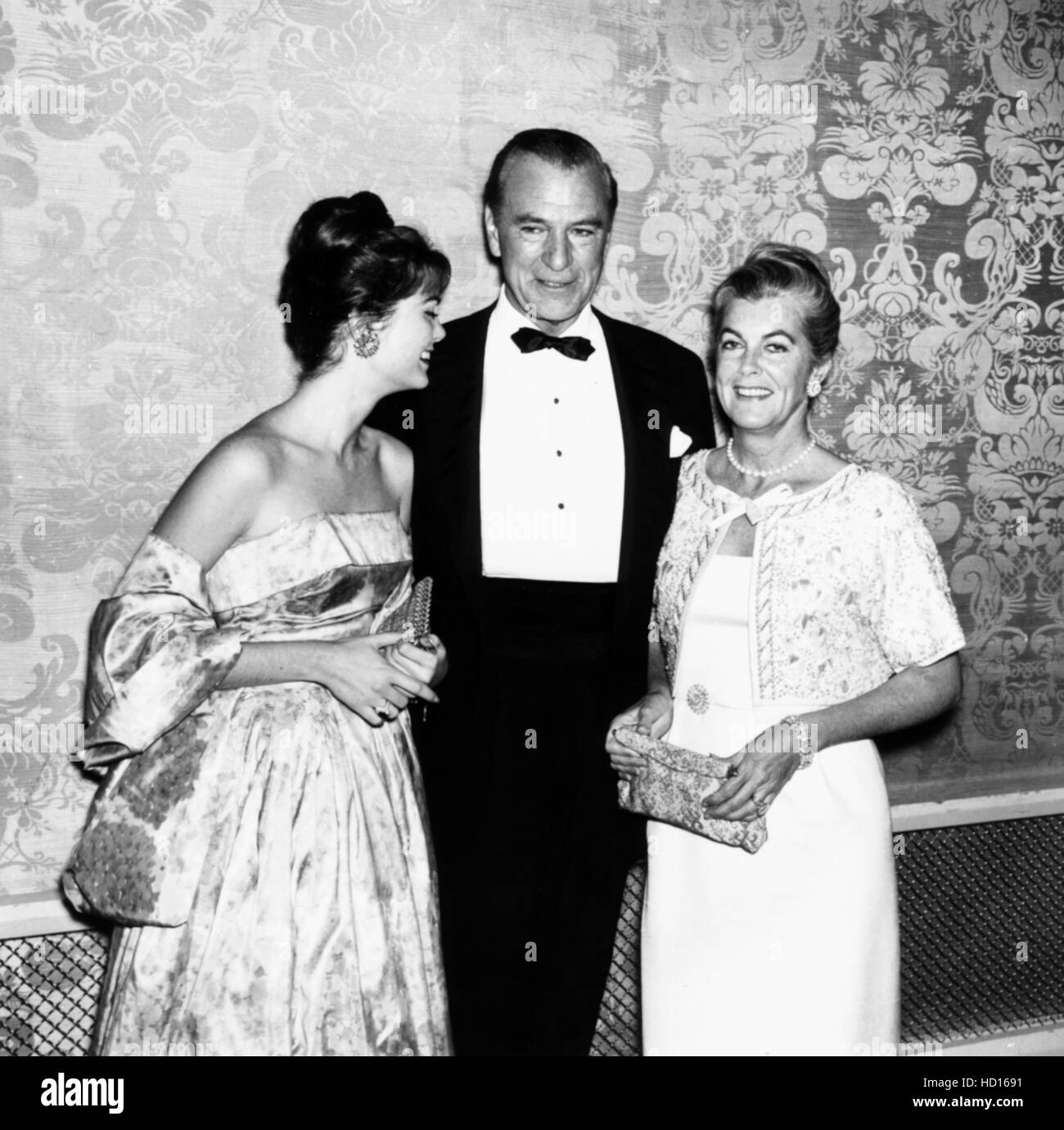 Gary Cooper (centre) avec sa fille Maria Cooper (à gauche) et sa femme ...