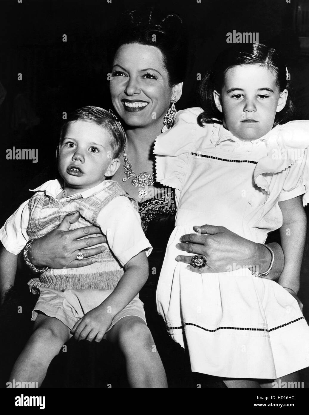 Gale Sondergaard (centre) avec fils Daniel et sa fille Jeanne, entre ...