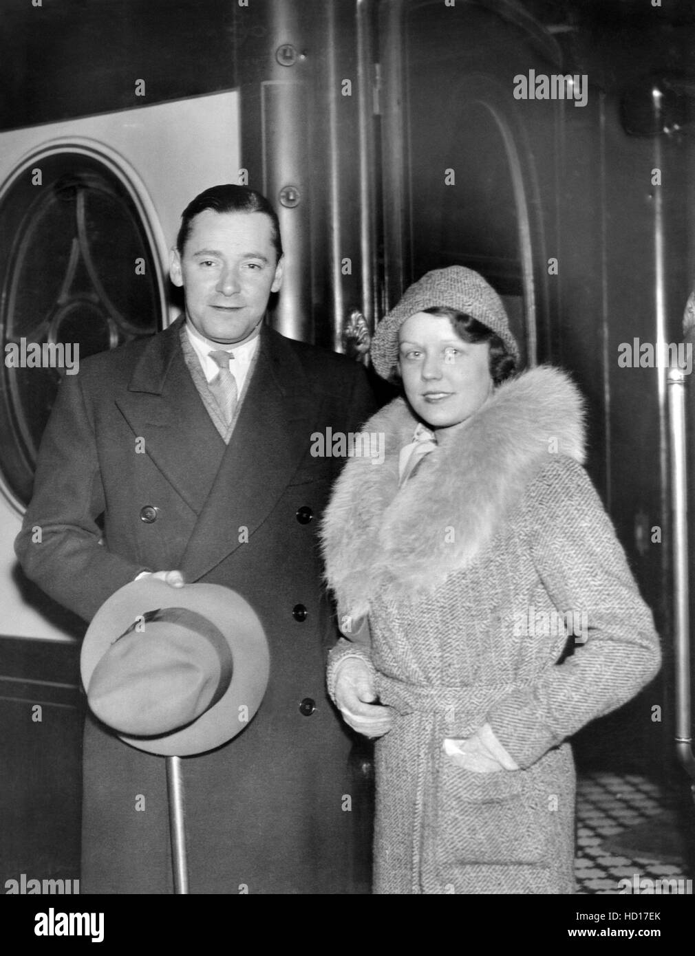 De gauche à droite : Herbert Marshall avec l'épouse, Edna Best, la gare ...