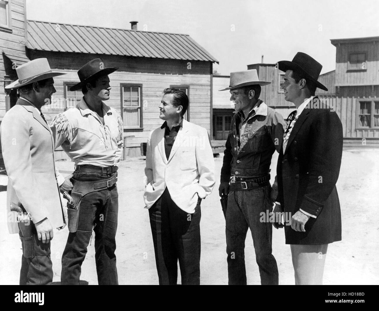 Producteur de télévision WILLIAM T. ORR (au centre) entouré de ses ...