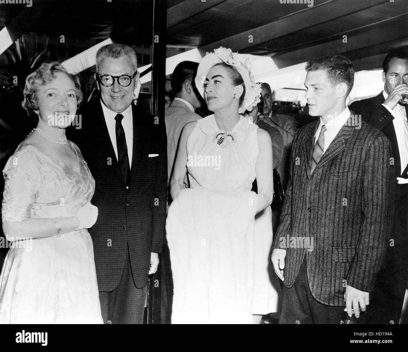 James MacArthur (à droite) avec sa mère, Helen Hayes (gauche), Alfred N ...