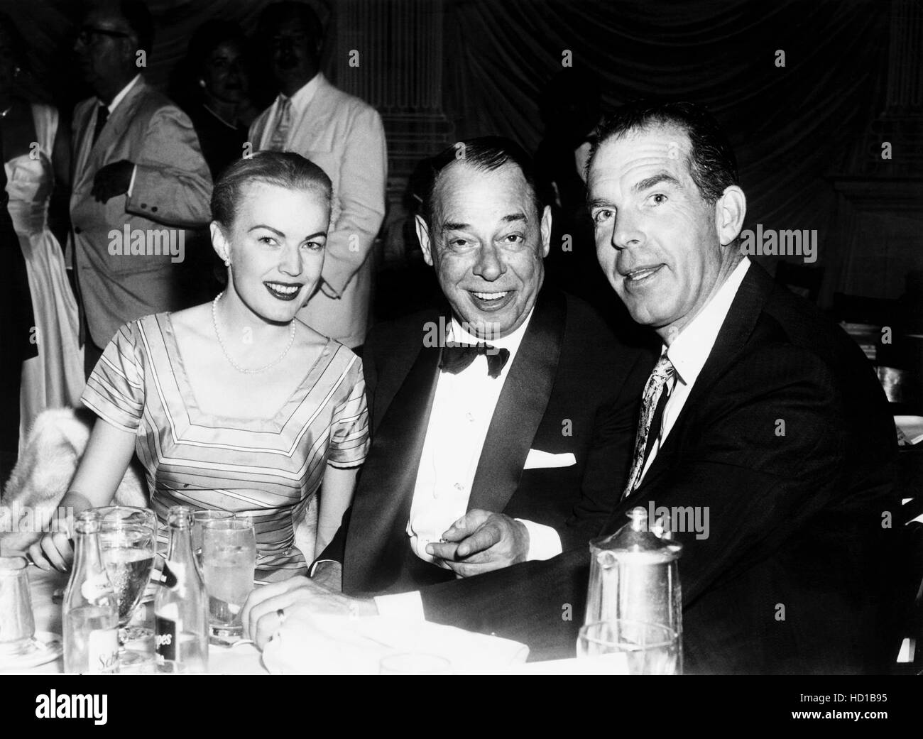 June Haver, gauche, et son mari Fred MacMurray, droite, de déjeuner ...