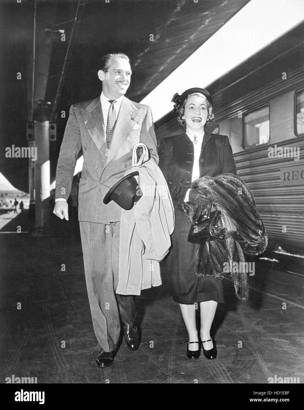 De gauche à droite : Douglas Fairbanks, Jr. avec son épouse, Mary Lee ...
