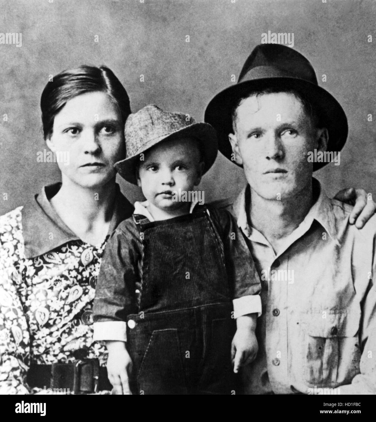 GLADYS PRESLEY, ELVIS PRESLEY, VERNON PRESLEY portrait de famille, 1938 ...