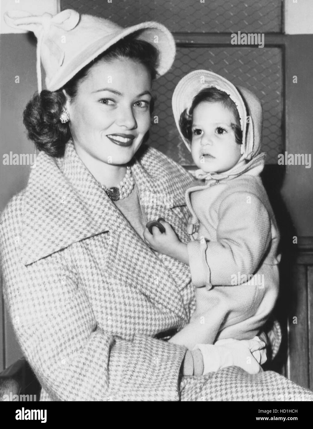 Gene Tierney avec fille Christina Cassini à l'aéroport de La Guardia à ...