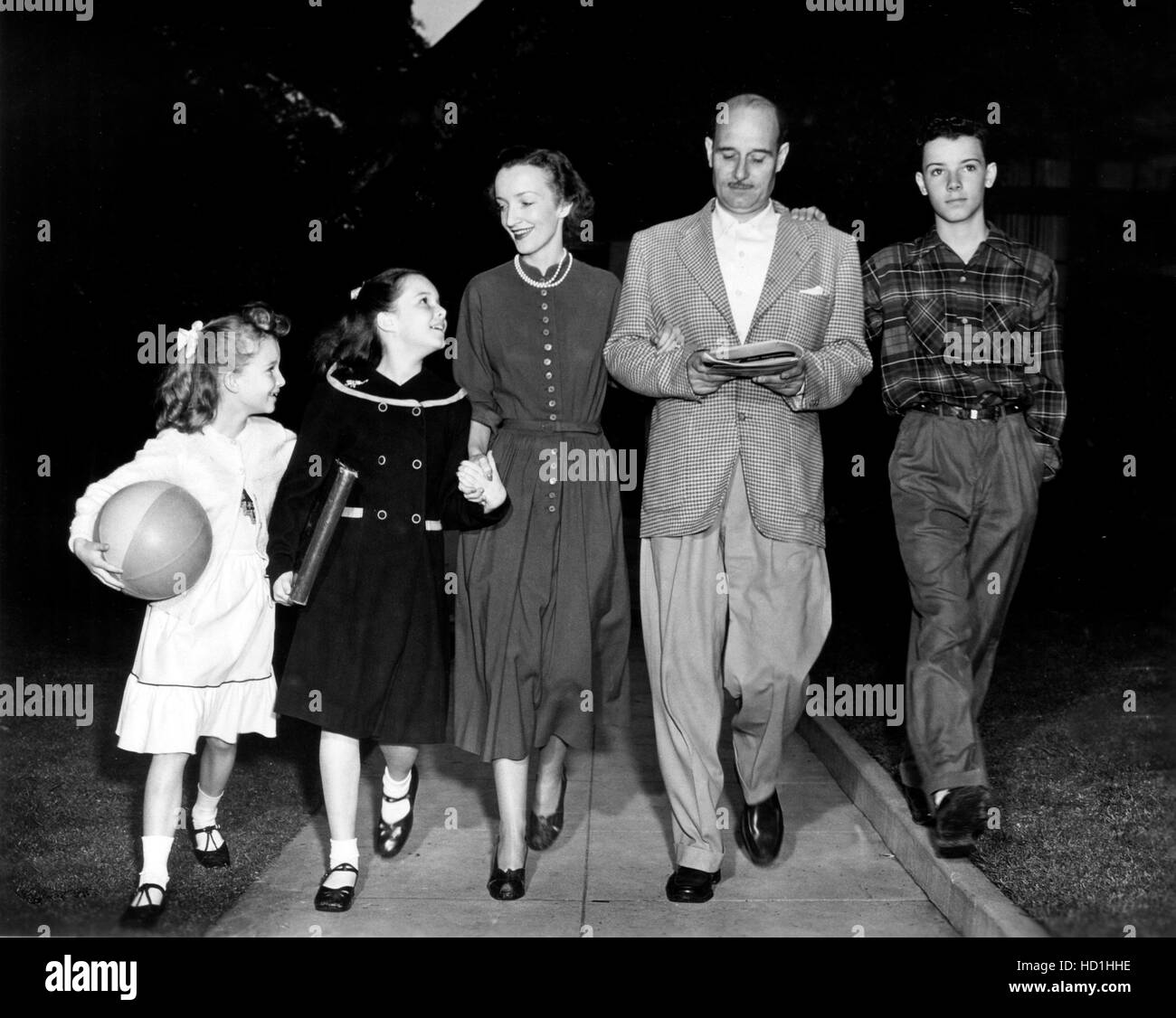 La famille Perreau en promenade en 1951 ; à partir de la gauche, Janine ...