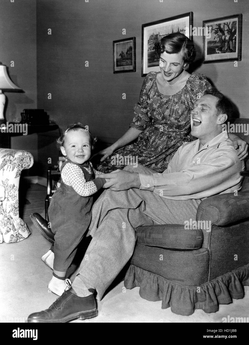 James Whitmore (à droite) avec son épouse, Nancy, et son fils, James ...