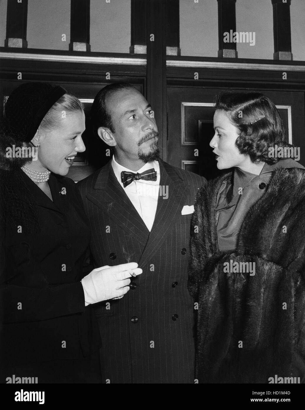 Jose Ferrer et sa femme, Phyllis Hill, (à gauche), greet Gene Tierney ...