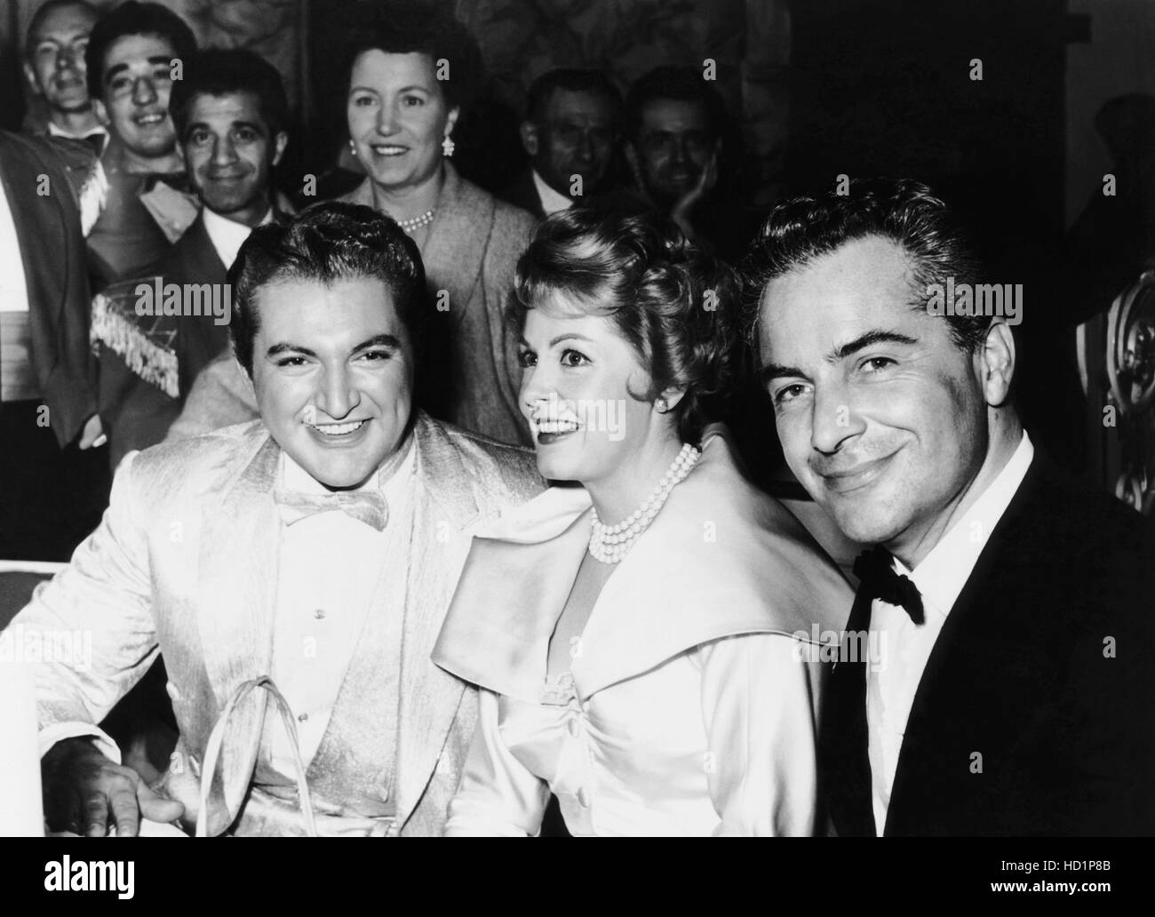 De gauche, Liberace, Arlene Dahl et Rossano Brazzi, au London's Cafe de ...