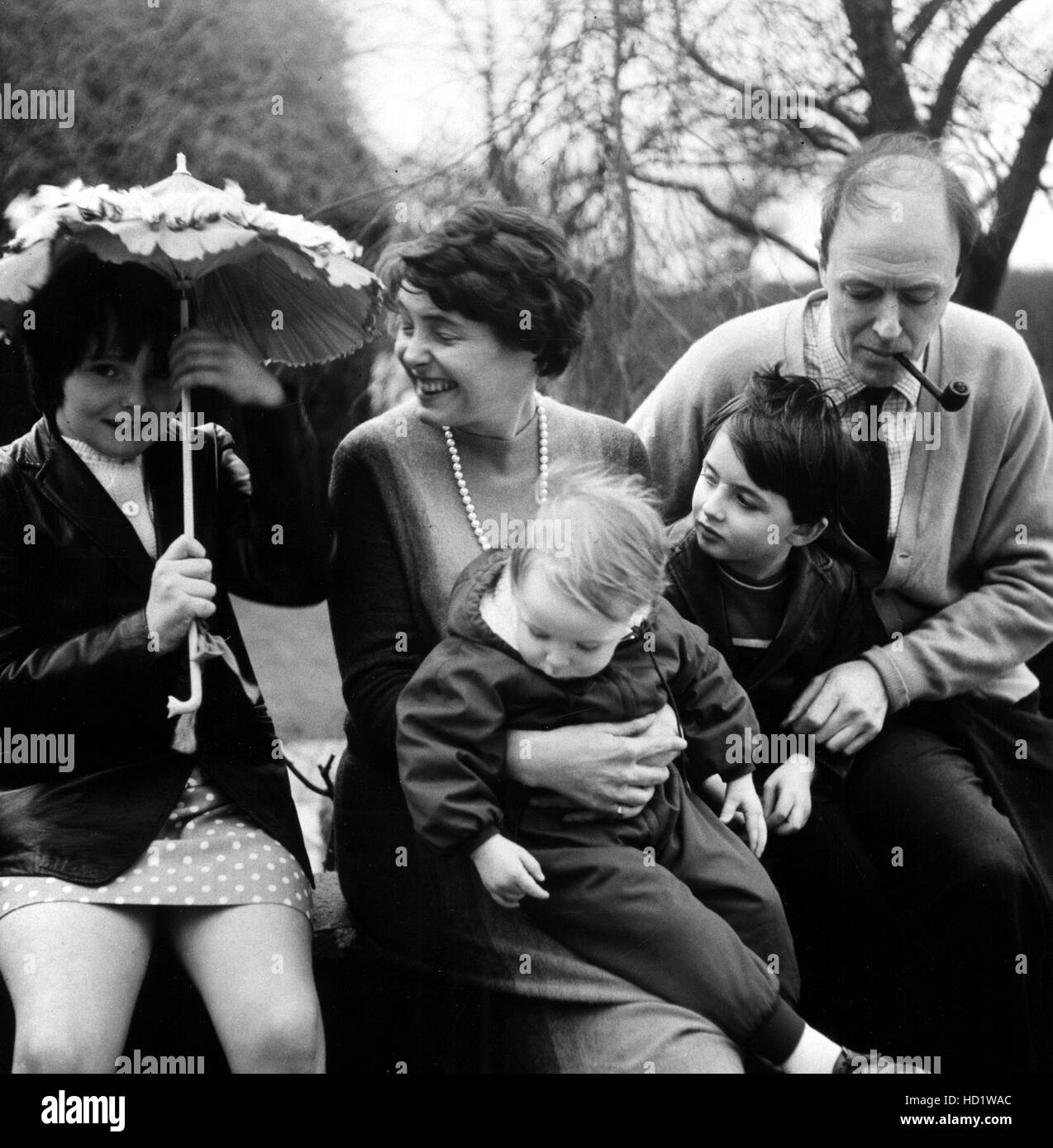 PATRICIA NEAL heureux survivant avc pose avec sa famille, [L-R] TESSA ...