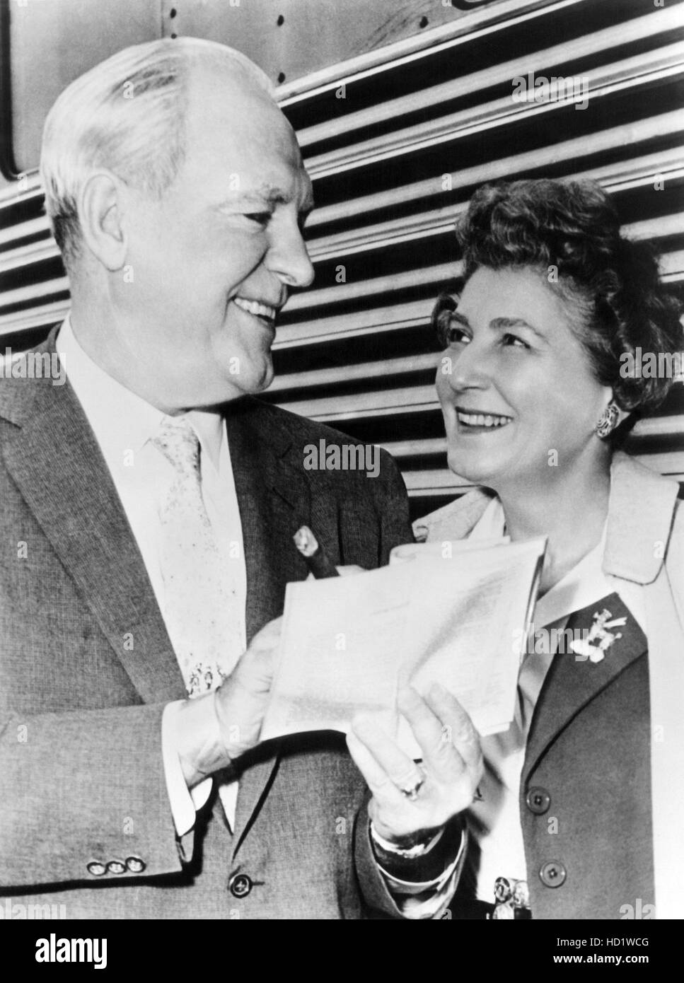 De gauche : Pat O'Brien, avec son épouse, Eloise Taylor, ca. Années ...