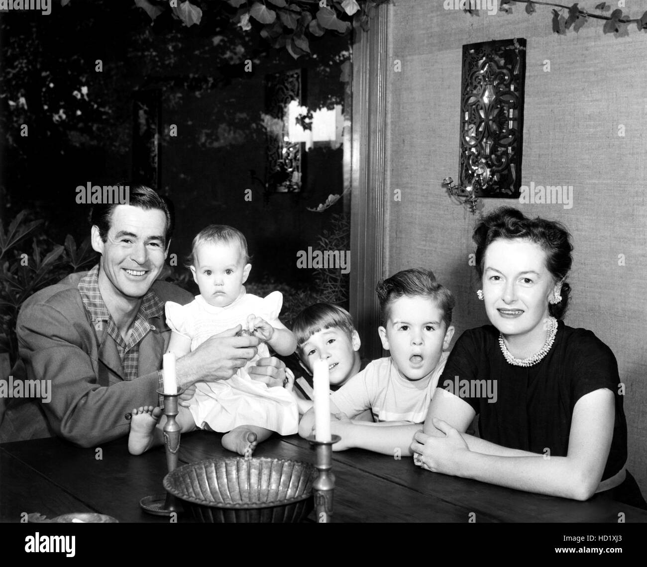 Robert Ryan, à gauche, et son épouse Jessica Ryan, à droite, avec leurs ...