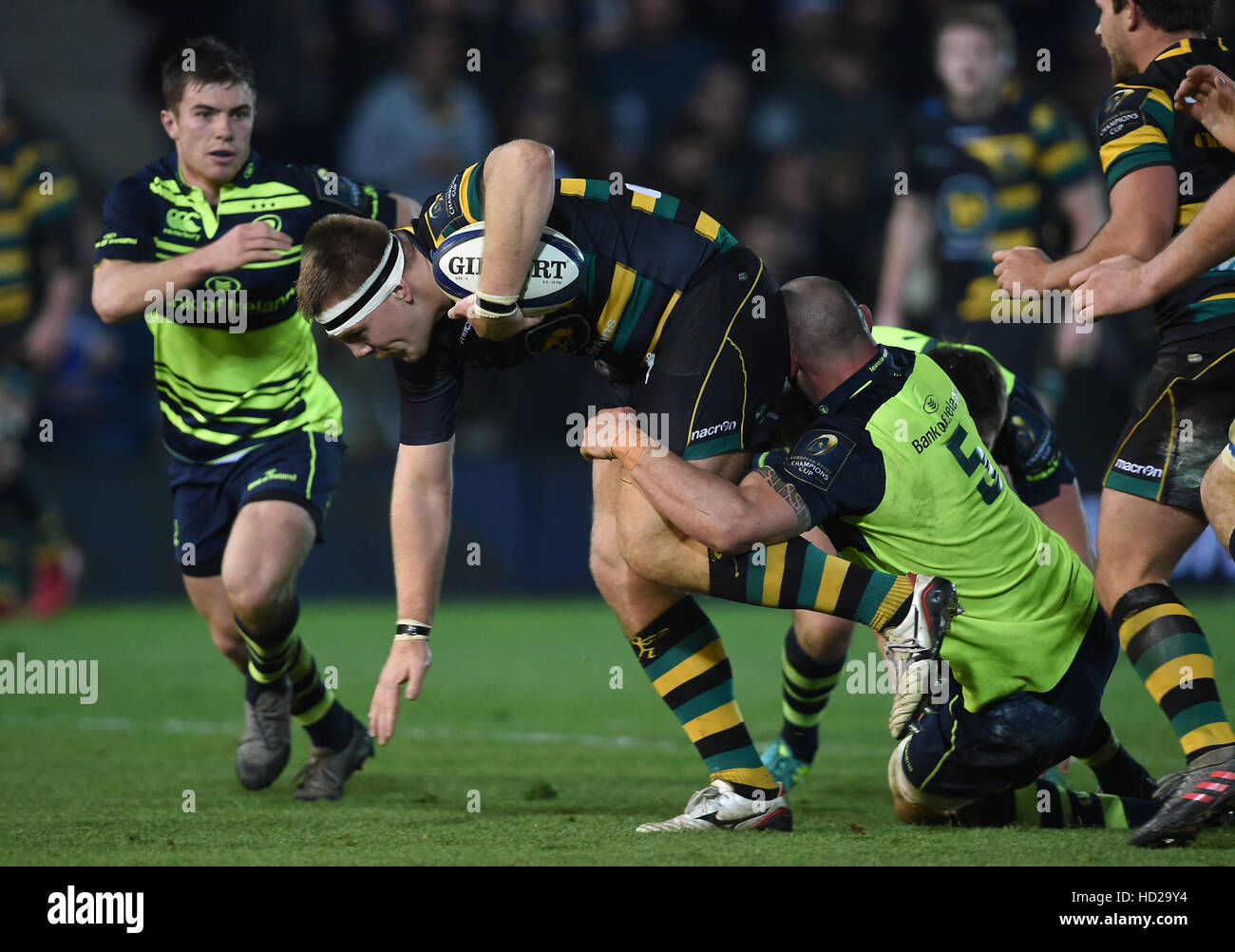 Northampton Saints' Paul Hill est abordé par le Leinster Rugby's Hayden ...
