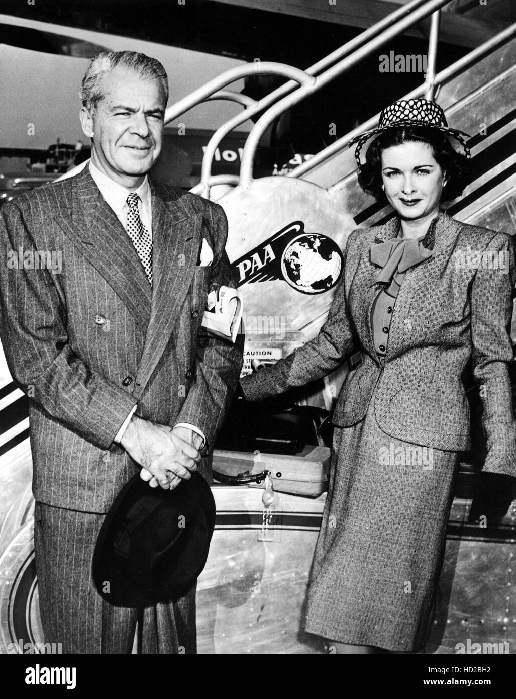 JOAN BENNETT, avec mari Walter Wanger avant de monter à bord d'un avion ...