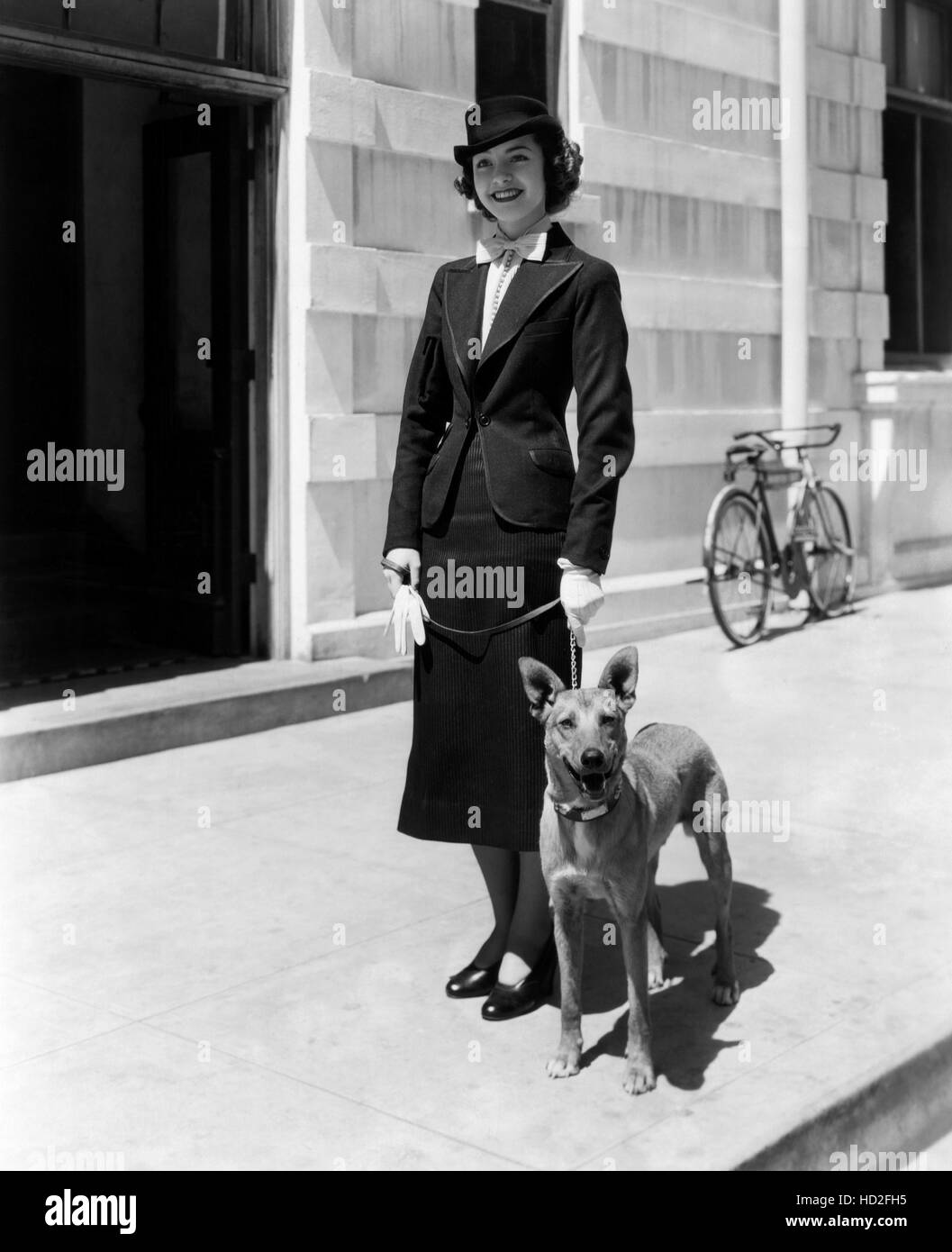Marsha Hunt sur Paramount Pictures sort avec son chien, Virginie juge ...