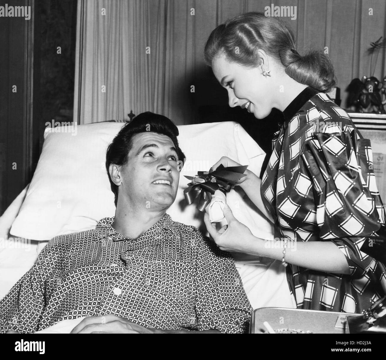 Piper Laurie, droite, visite le GOLDEN BLADE costar Rock Hudson, qui ...