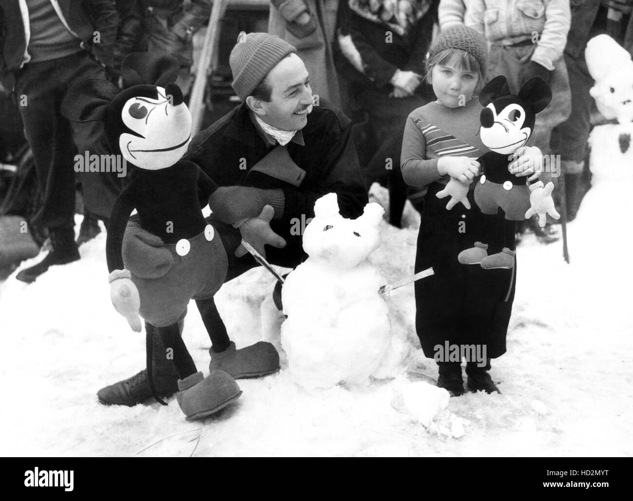 Walt Disney (2e de gauche), Mildred Lee Chalumeau, qui a gagné une ...