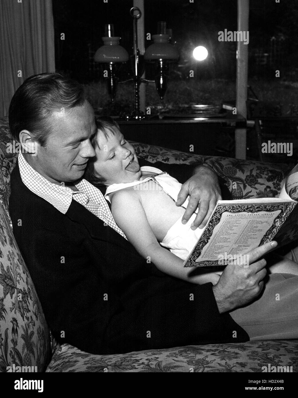 Pendant que sa fille lit Banque d'images noir et blanc - Page 2 - Alamy