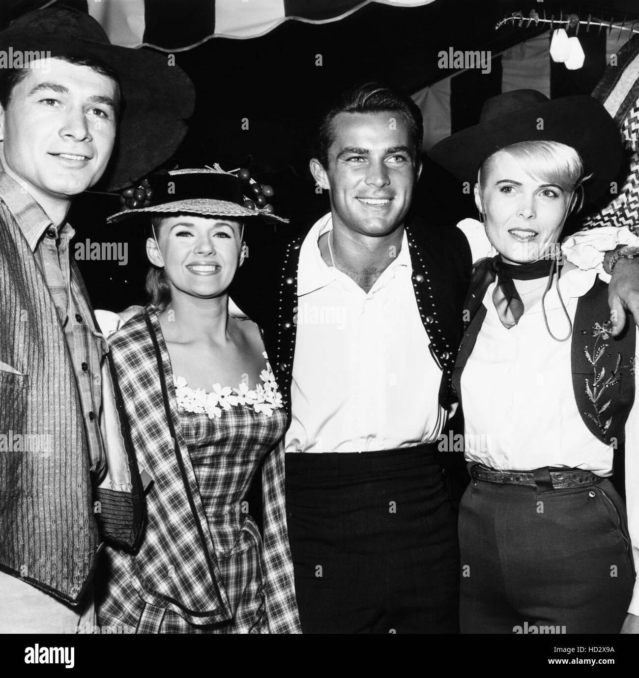 De gauche à droite : Gary Clarke, Connie Stevens, Robert Conrad et son épouse Joan Kenlay Conrad ...