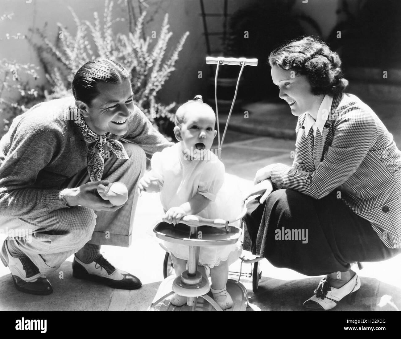 Robert Young à la maison avec sa fille Carol Ann Young et sa femme ...