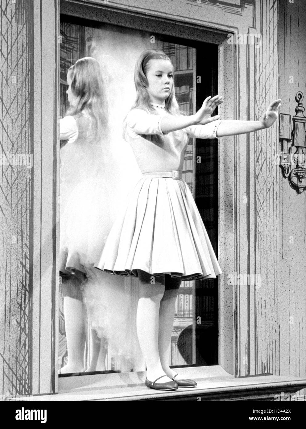 ALICE À TRAVERS LE MIROIR, Judi Rolin, 1966 Photo Stock - Alamy
