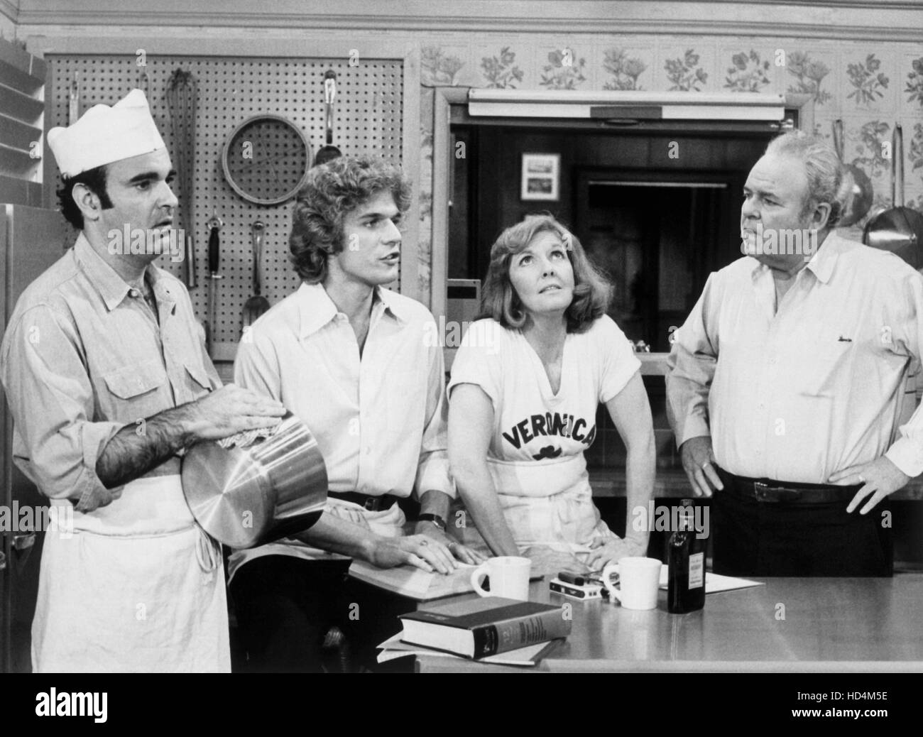 ARCHIE BUNKER'S PLACE, à partir de la gauche : Abraham Alvarez, Anne ...