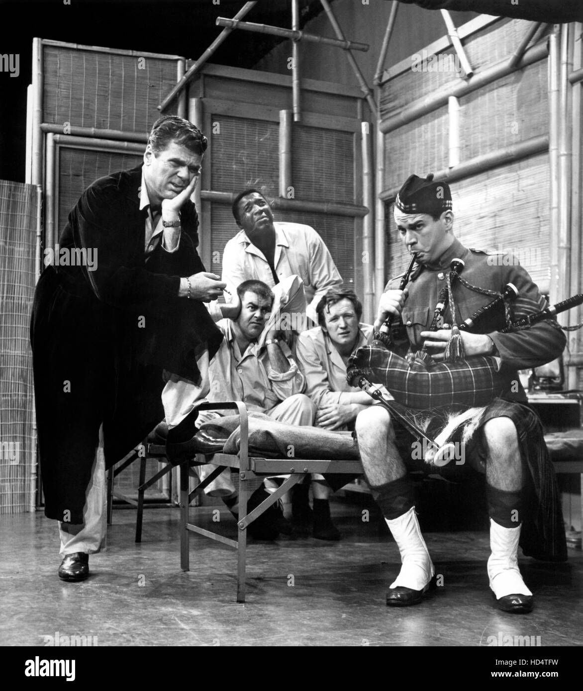 Le DUPONT SHOW du mois, à partir de la gauche : Jackie Cooper, Rex ...