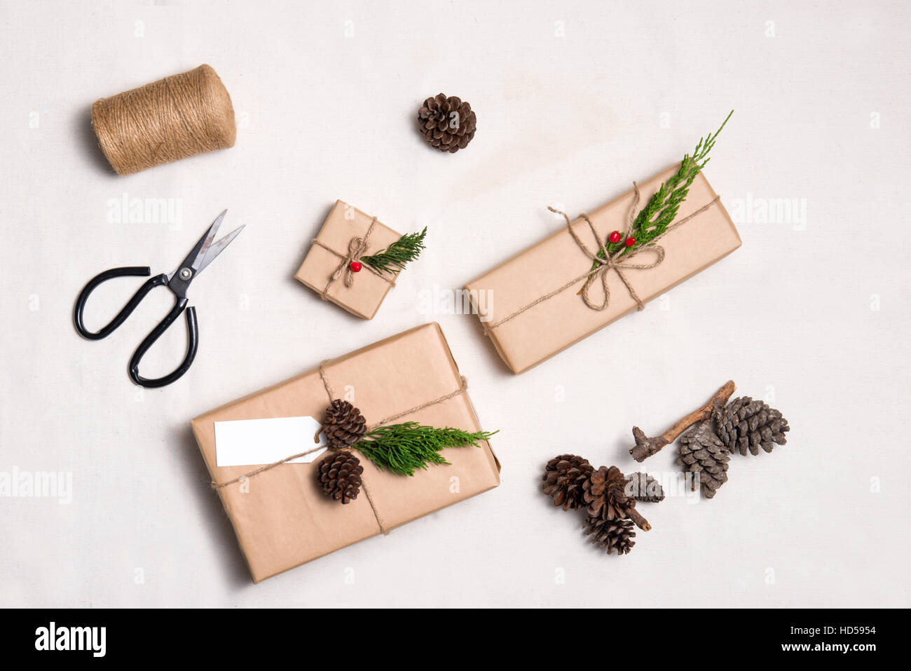 Des cadeaux de Noël. Colis emballé dans du papier kraft et attaché avec ...